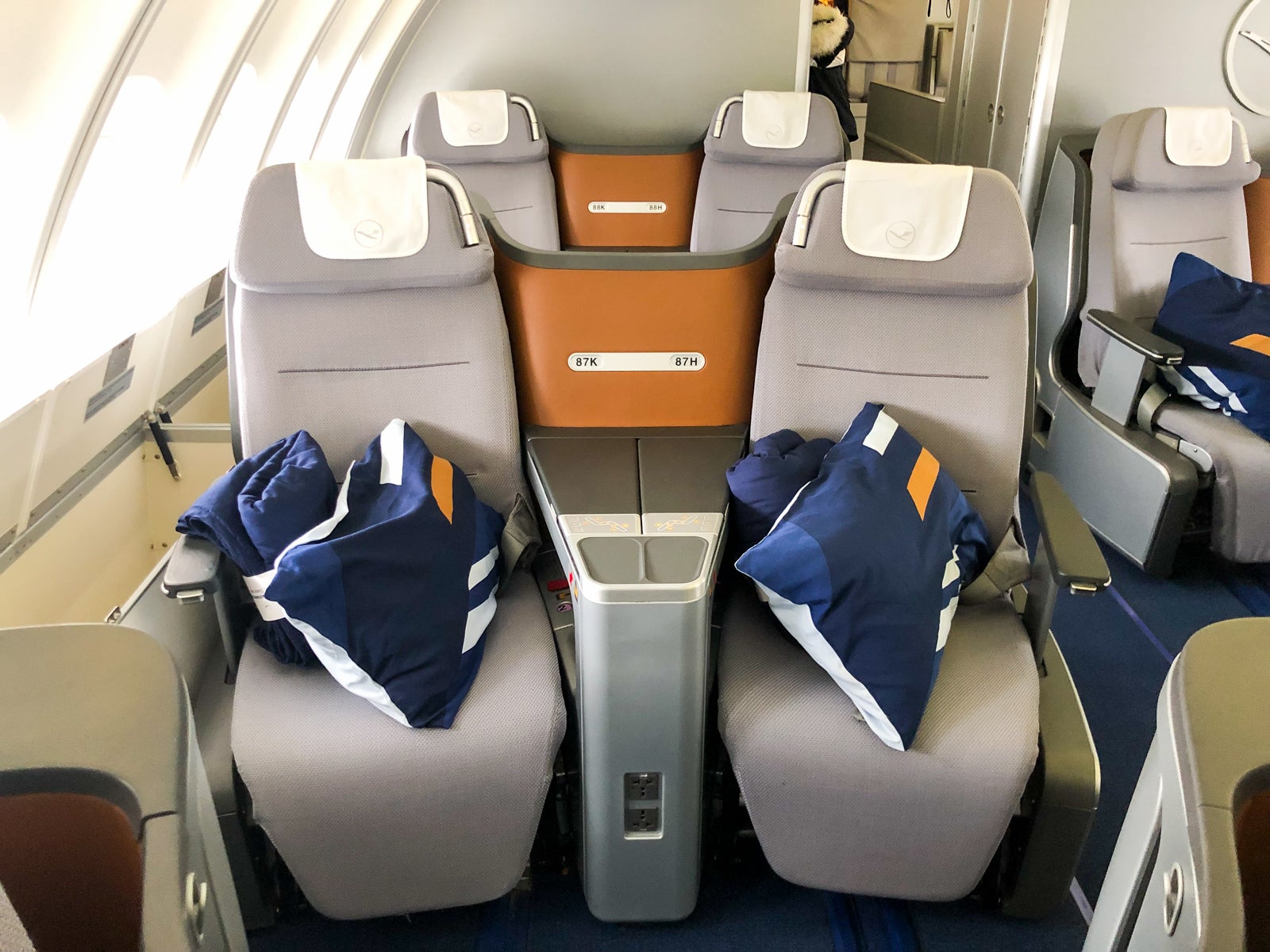 Lufthansa Business Class 747-8 Review, JFK to Frankfurt — Robbinsdale ...